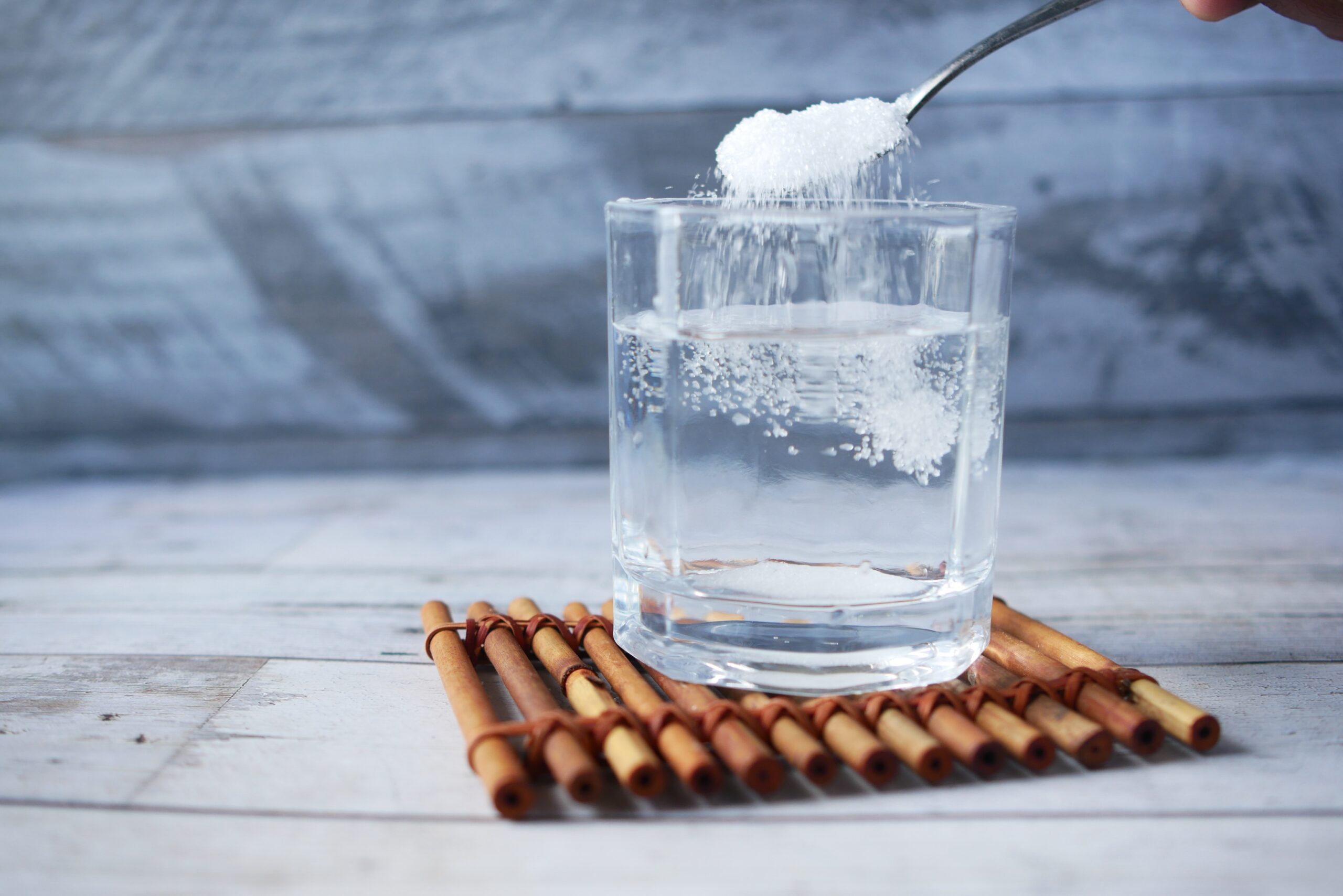 Ritual para llamar la abundancia con agua y azúcar | Notigram