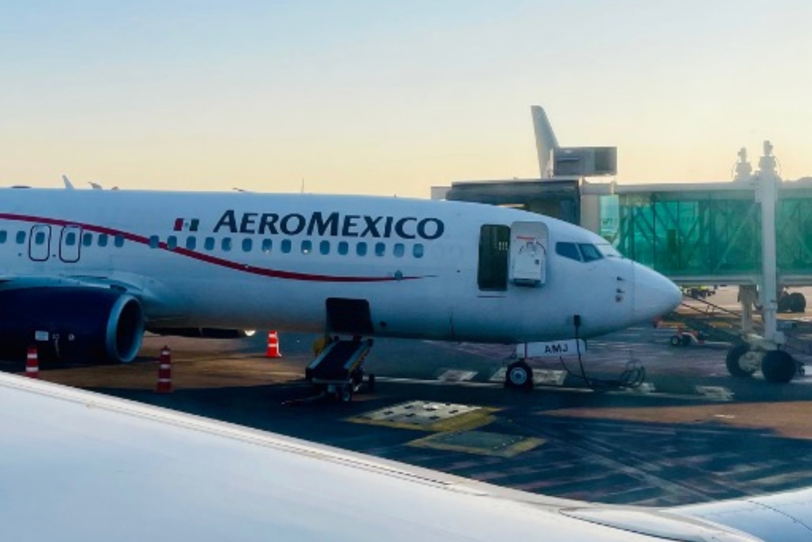 Avión aterriza de emergencia en el AICM; se dirigía a Madrid | Notigram
