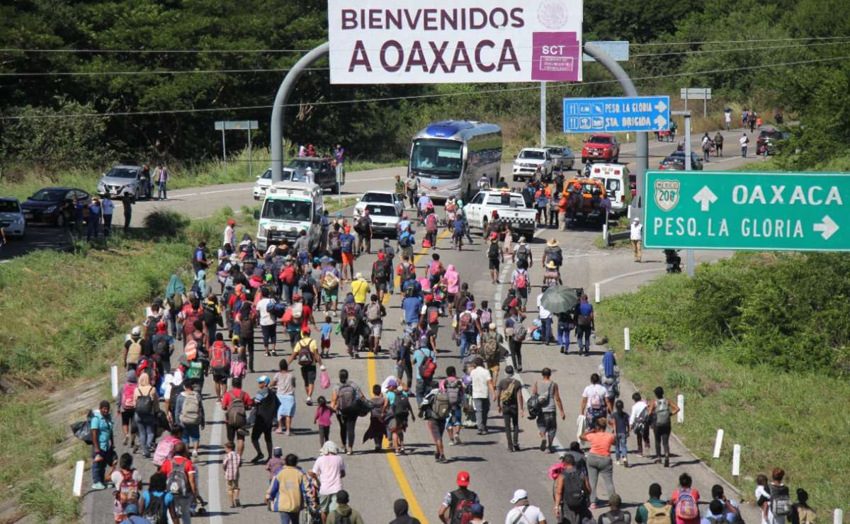 Caravana de mil 500 migrantes acusa xenofobia en su paso por Oaxaca ...