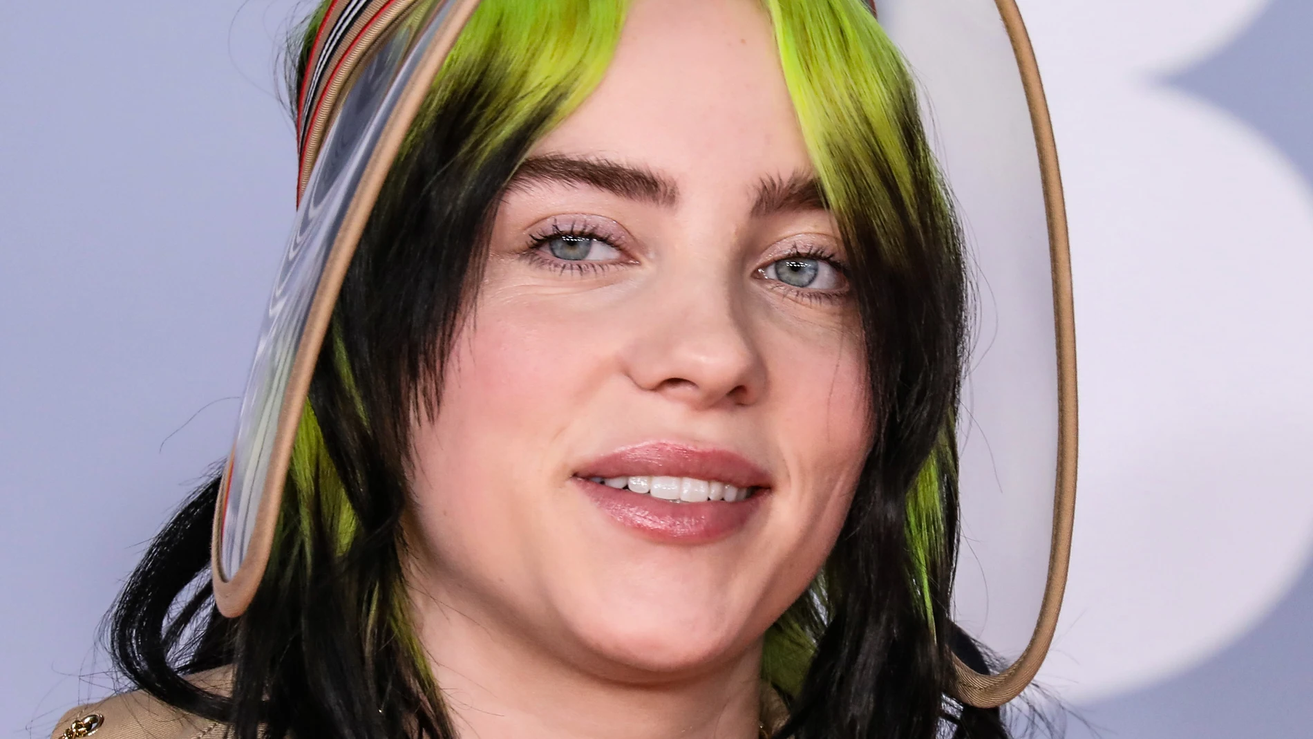 Billie Elish responde a las críticas tras salida del clóset | Notigram