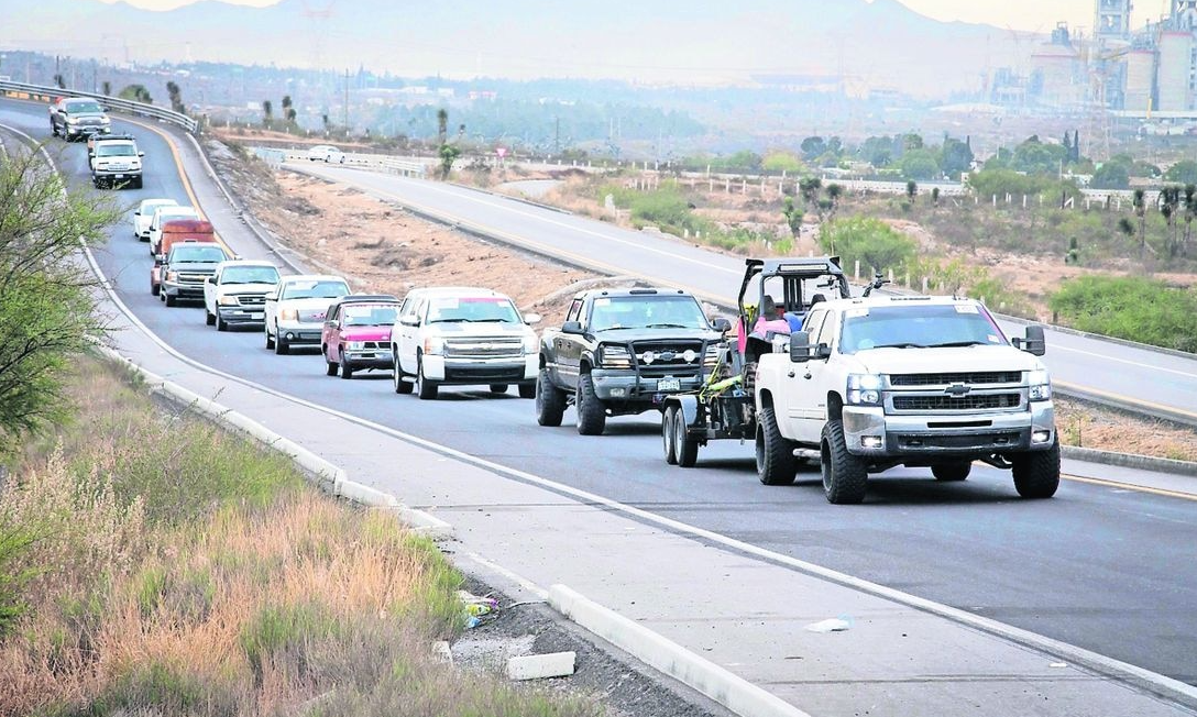 Mega caravana de paisanos cruza Nuevo Laredo con rumbo a Querétaro | Notigram