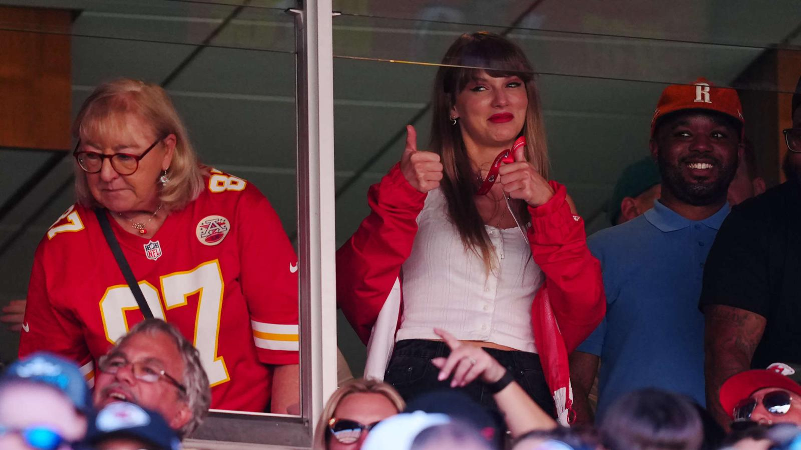 Taylor Swift sorprende con aparición de Santa Claus en el juego de los ... Taylor Swift sorprende con aparición de Santa Claus en el juego de los ...