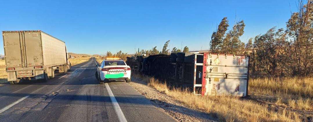 Volcaron dos tractocamiones por los fuertes vientos | Notigram Volcaron dos tractocamiones por los fuertes vientos | Notigram