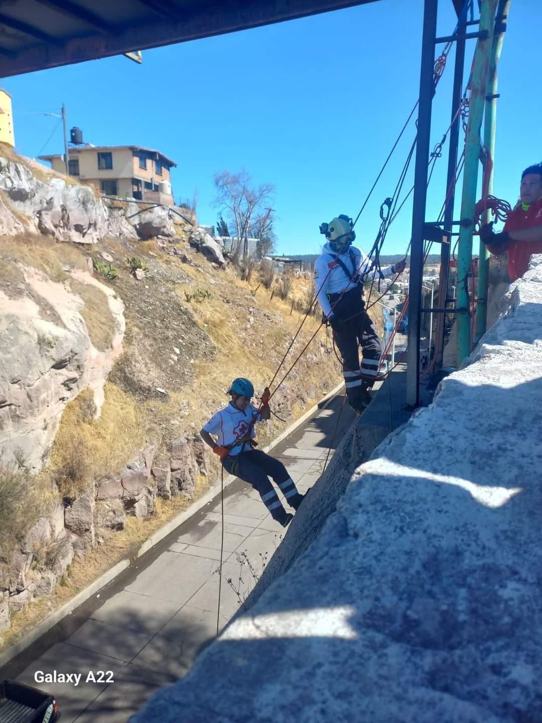 Práctica de rapel y rescate vertical en Cruz Roja | Notigram