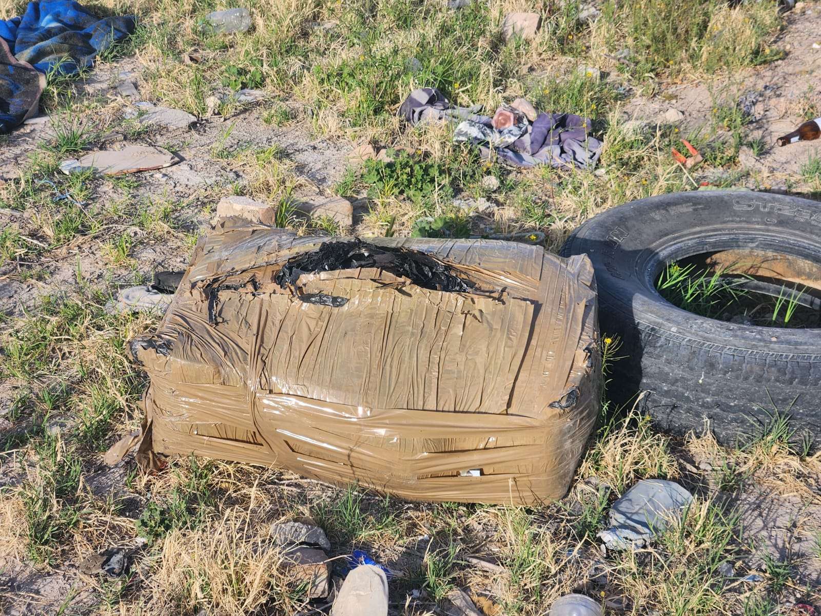 Localizan un cadáver dentro de una maleta; la abandonaron en un terreno ... Localizan un cadáver dentro de una maleta; la abandonaron en un terreno ...