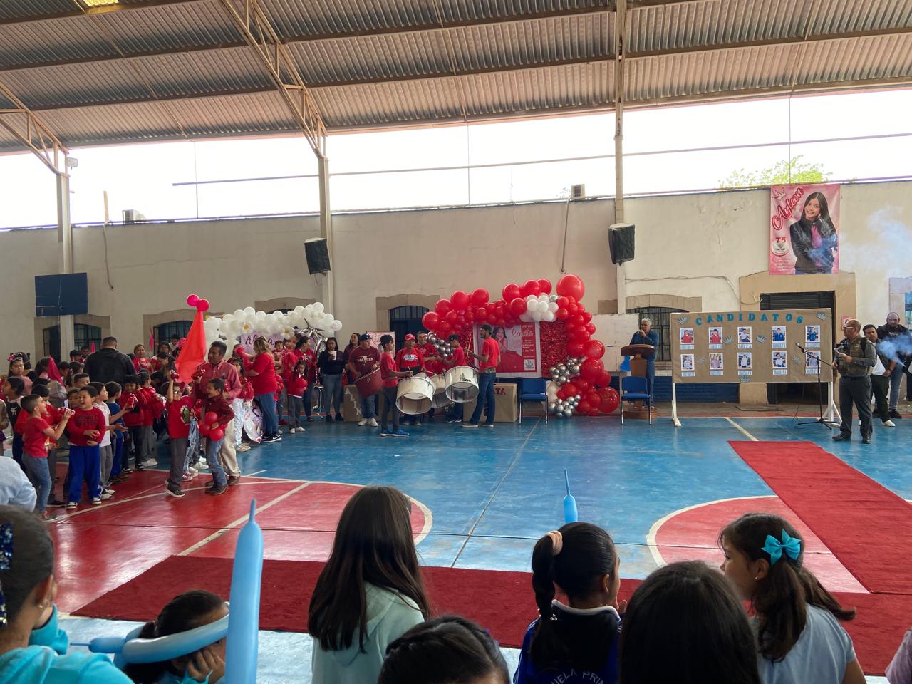 Presentación de candidatas a reinas y candidatos a rey de la simpatía ...