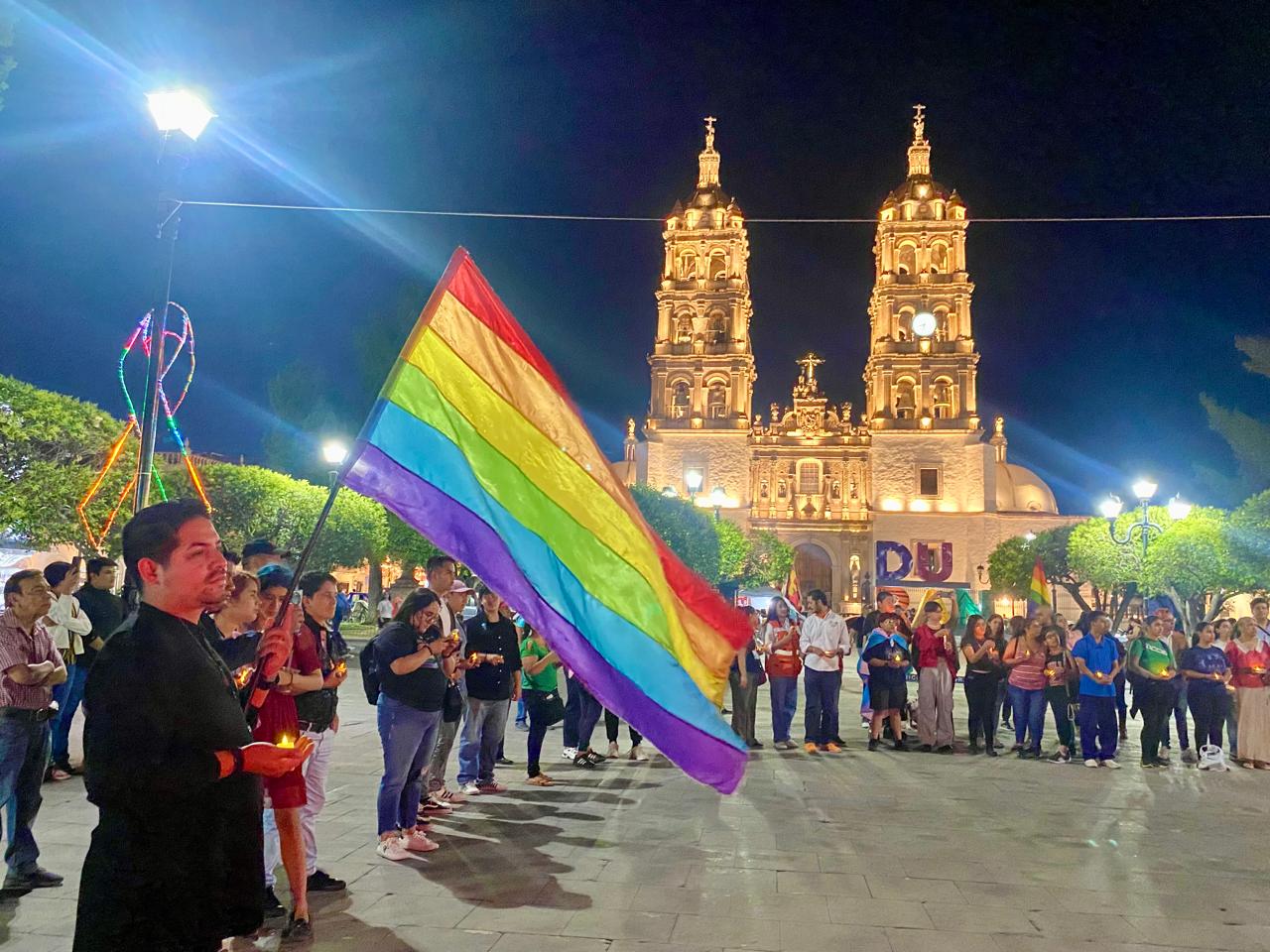 “Jotear también es ser revolucionario” Comunidad LGBT enciende velas en ...