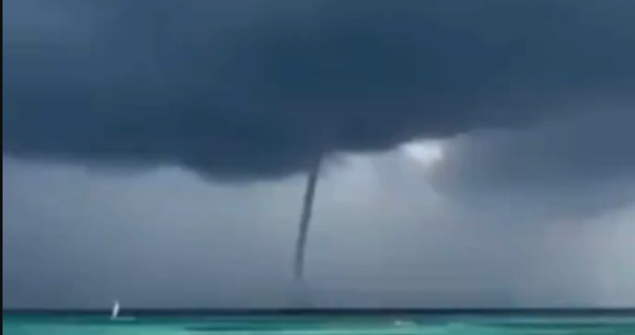 Tromba marina impactante en las costas de Tulum | Notigram