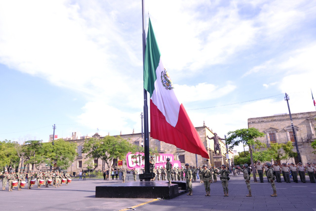 Con el Izamiento de la Bandera Nacional, iniciaron los festejos patrios ...