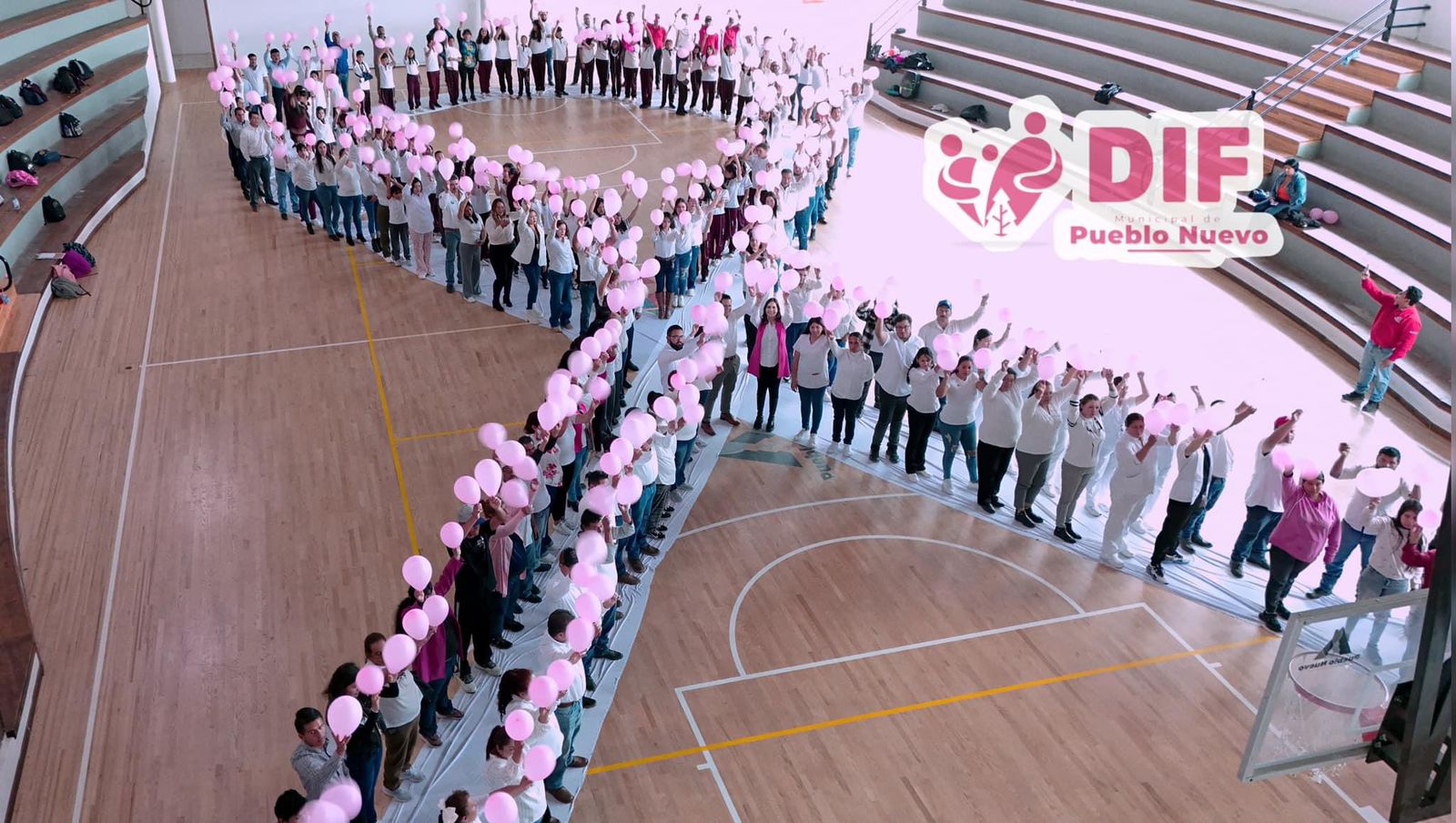 Realizan moño humano rosa en la lucha al cáncer de mama | Notigram