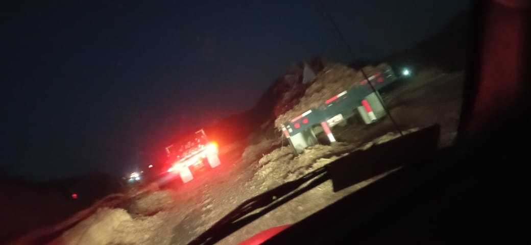 Trágica volcadura de un tráiler en la carretera vía corta deja un fallecido y otro herido grave ...