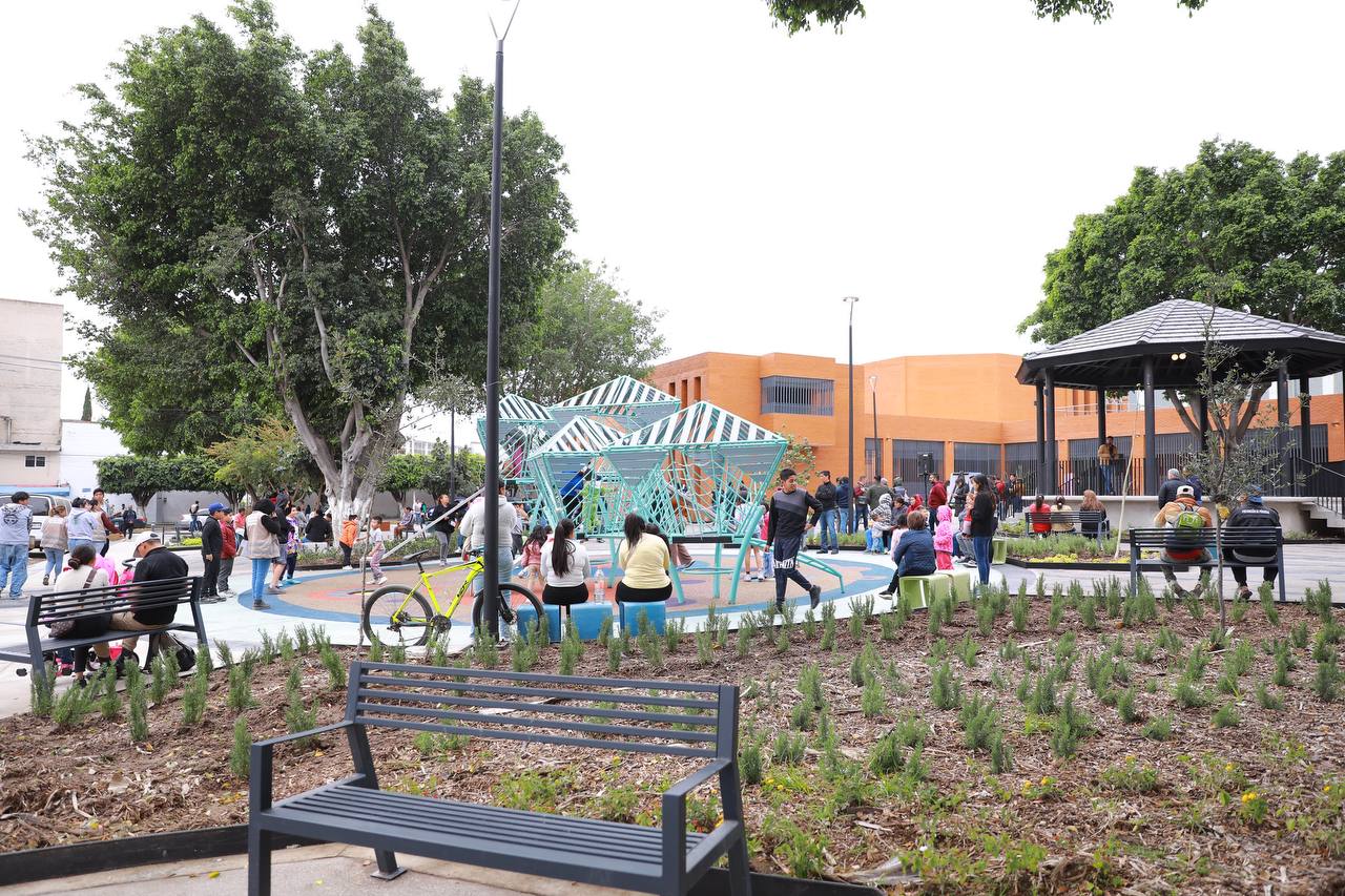 Paraísos del Colli celebra la renovación de su plaza principal con ...