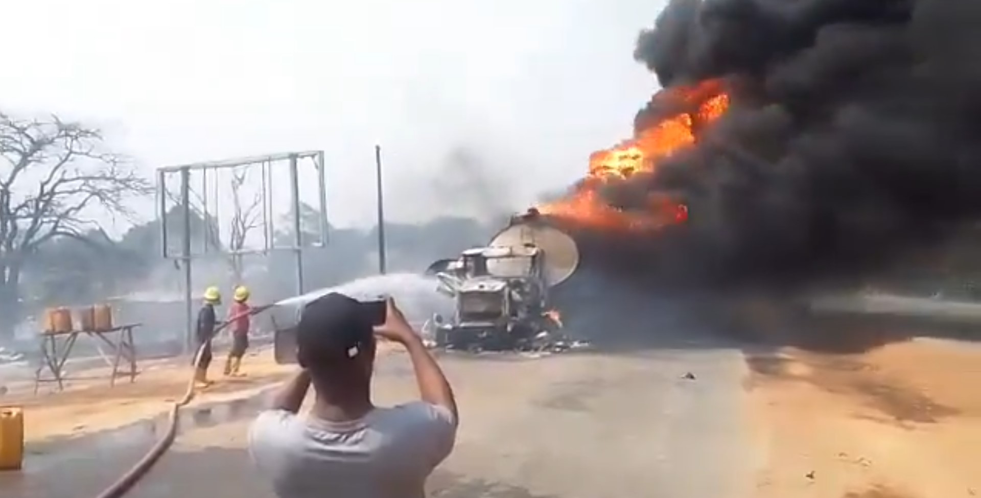 Al Menos 70 muertos en la explosión de un camión cisterna en Nigeria ...