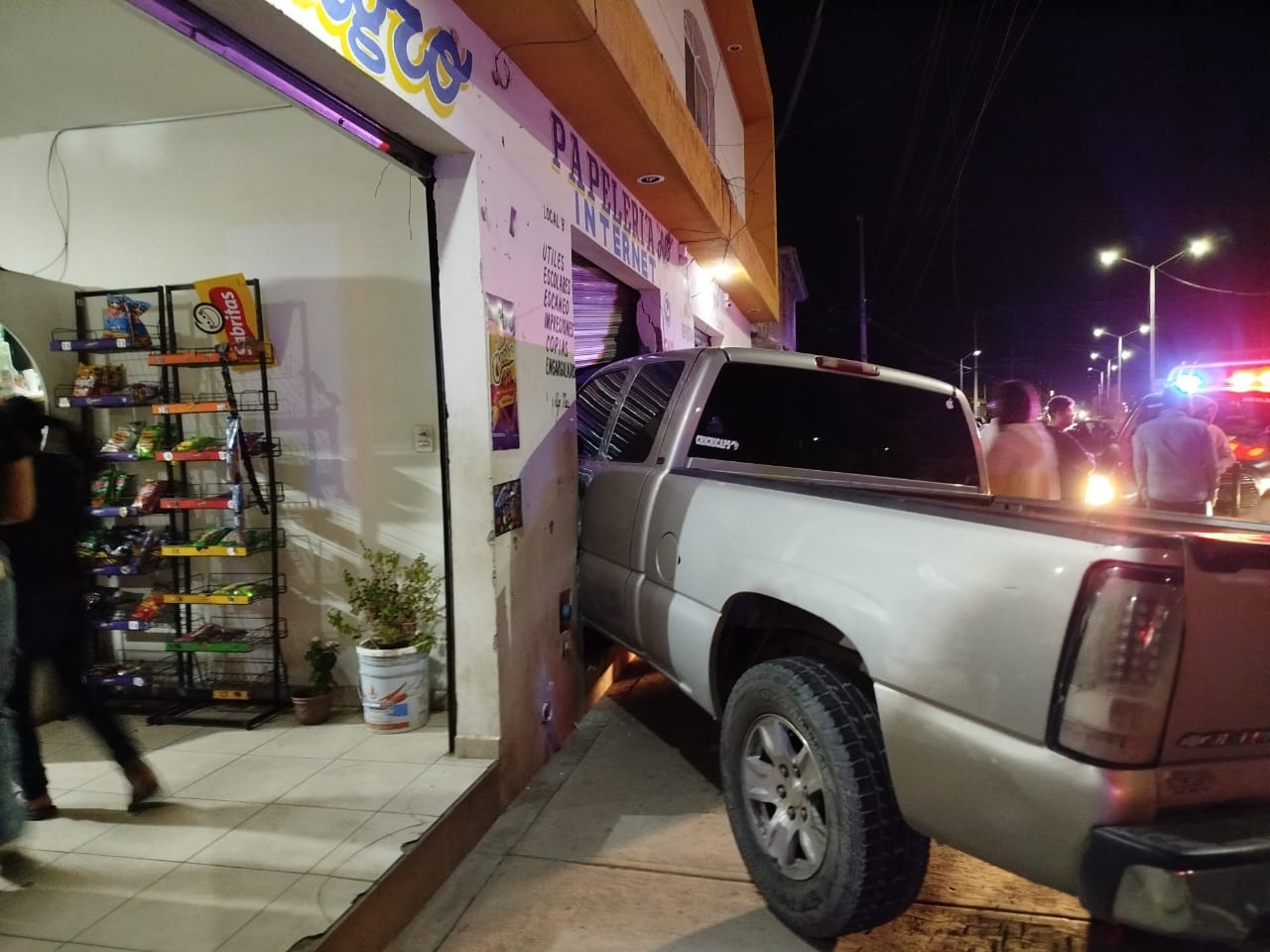 Evitó chocar con un vehículo y se estrelló contra negocio (video ...