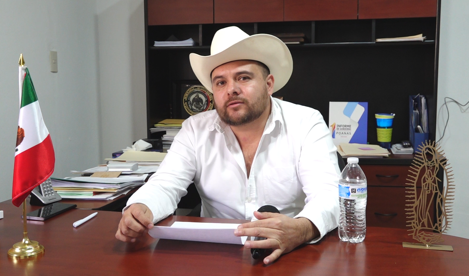 Giovanni Capurro levanta la mano con registro como precandidato del PAN ...