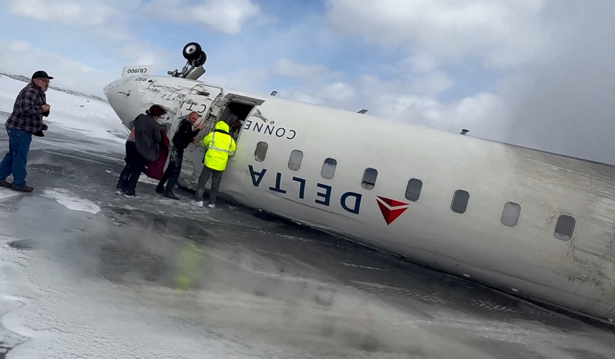 Avión de Delta Air Lines volcado en Toronto descendió muy rápido ...