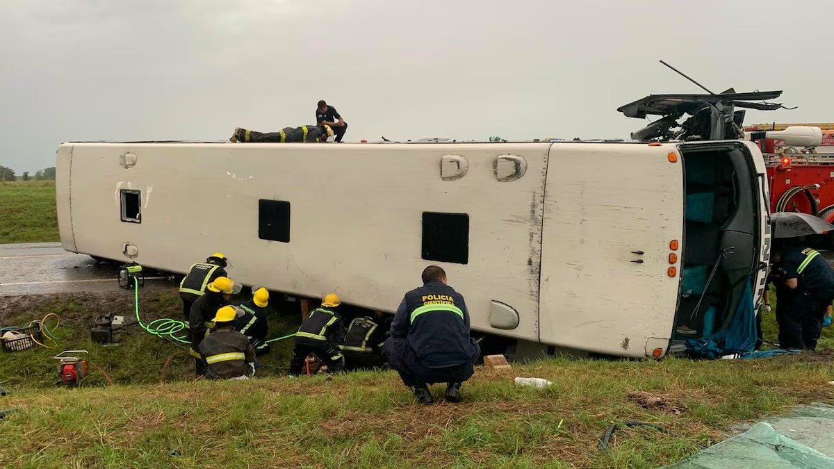 Al menos tres muertos tras el vuelco de un autobús en Uruguay | Notigram