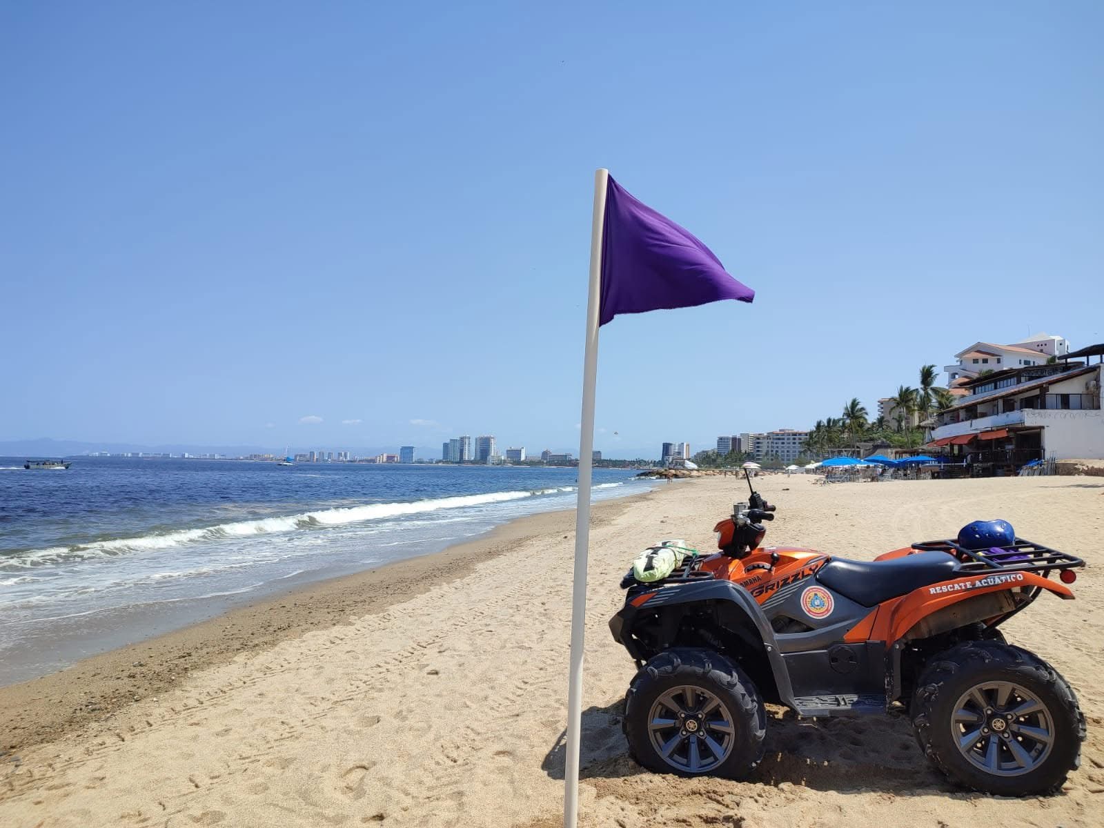 Bandera morada en playa de Puerto Vallarta | Notigram