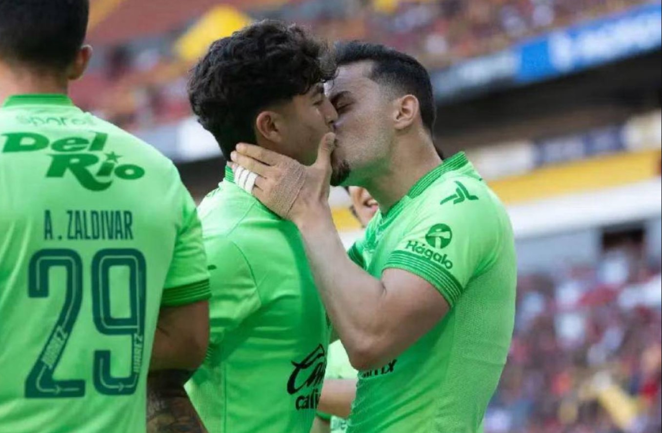 ¡De compas! Jugadores de FC Juárez celebran gol con beso | Notigram