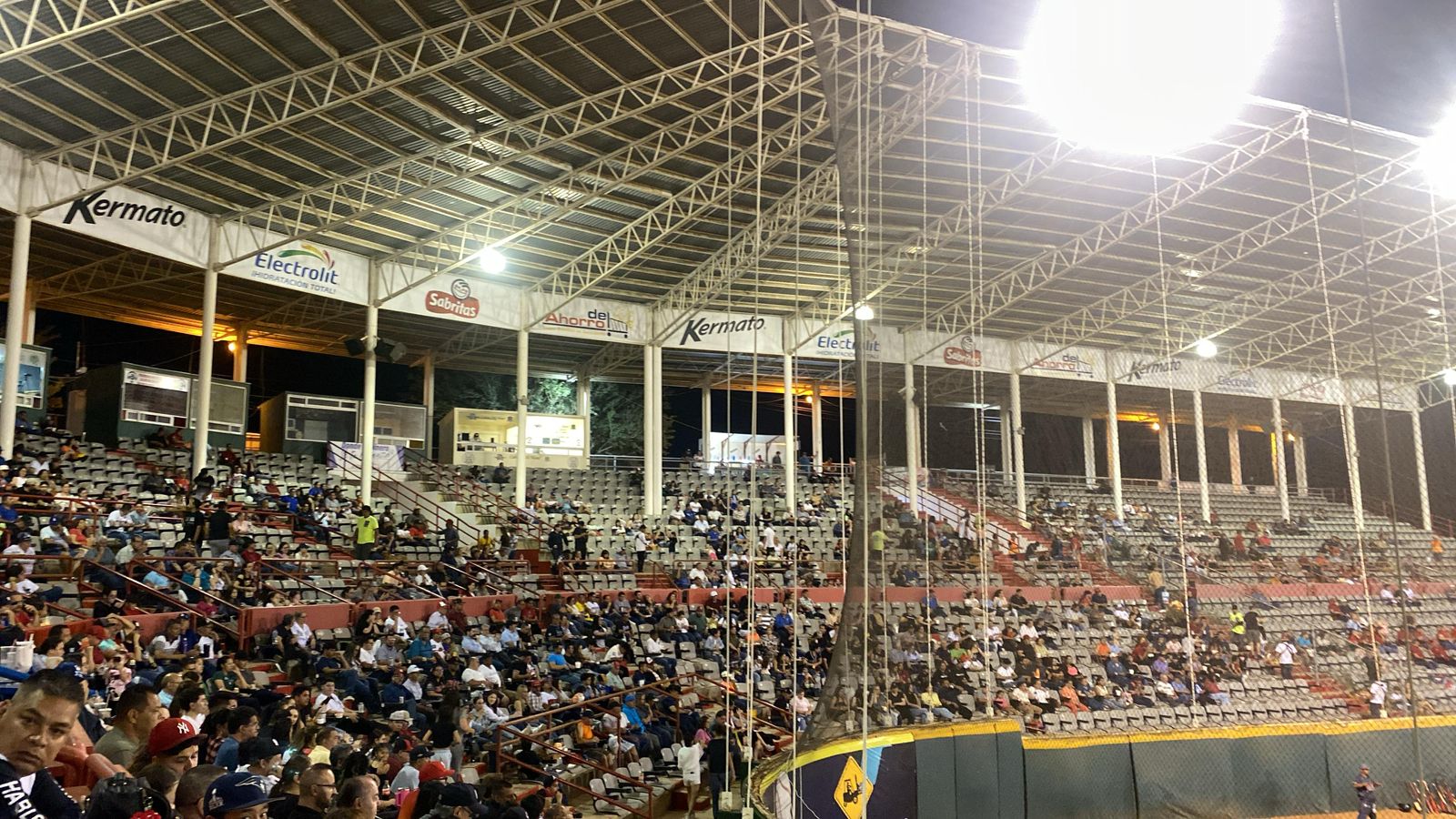 Ambiente apagado en el Gran Estadio Parral: poca música, poca afición ...