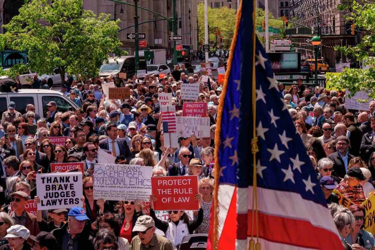 Cientos de miles estadounidenses marchan contra Trump | Notigram