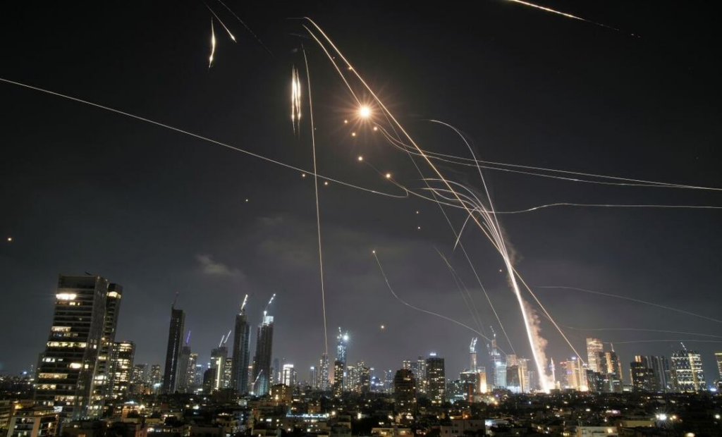 Irán lanza misiles contra base de EE.UU. en Qatar; activan alerta y ...