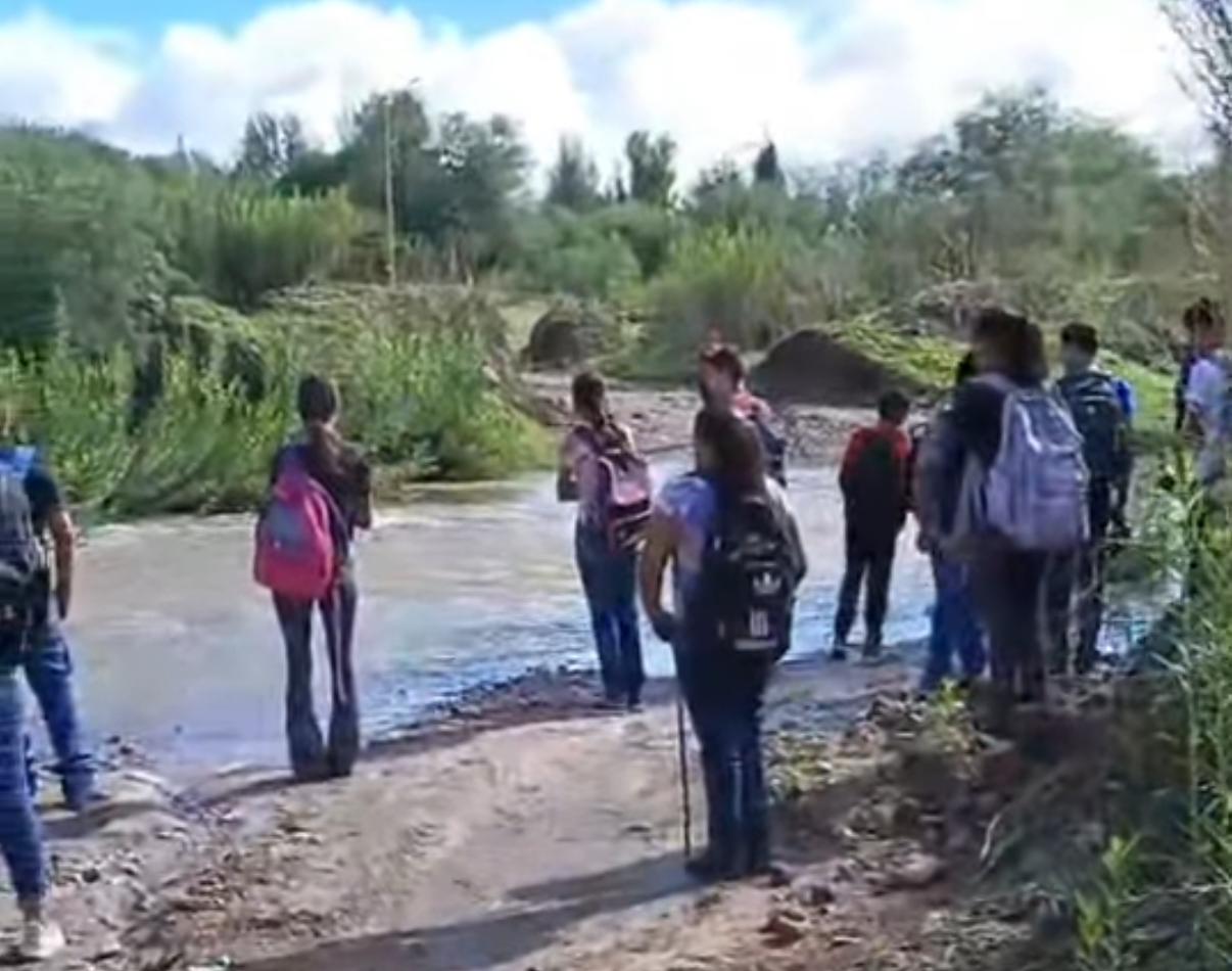 Cruzan el río brincando piedras para llegar a clases; el puente se cayó hace dos años | Notigram