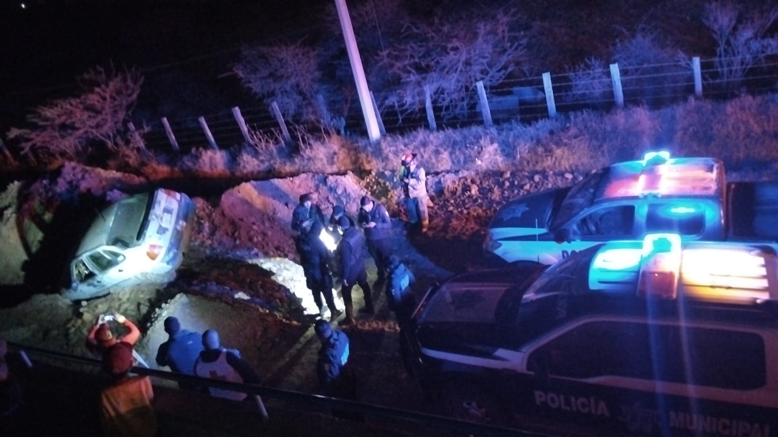 Jóvenes alcoholizados cayeron en su auto a una zanja | Notigram