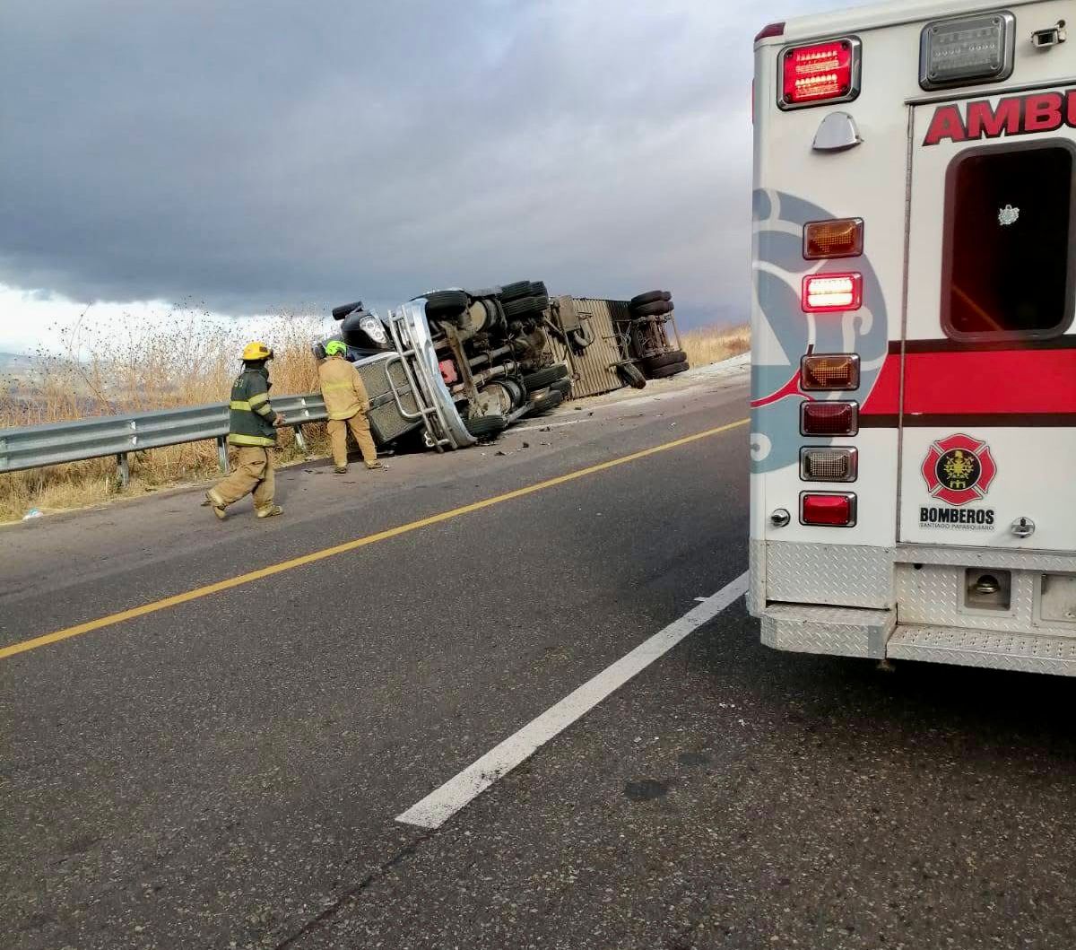 ¡Última hora! Volcadura de tractocamión en las curvas de Santiago ...
