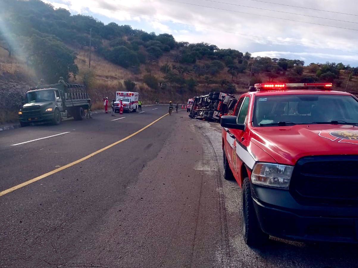 ¡Última hora! Volcadura de tractocamión en las curvas de Santiago ...